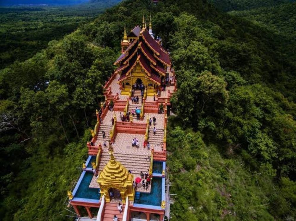 Lampang Temple Tour from Chiang Mai with Northern Thai Food - TakeMeTour