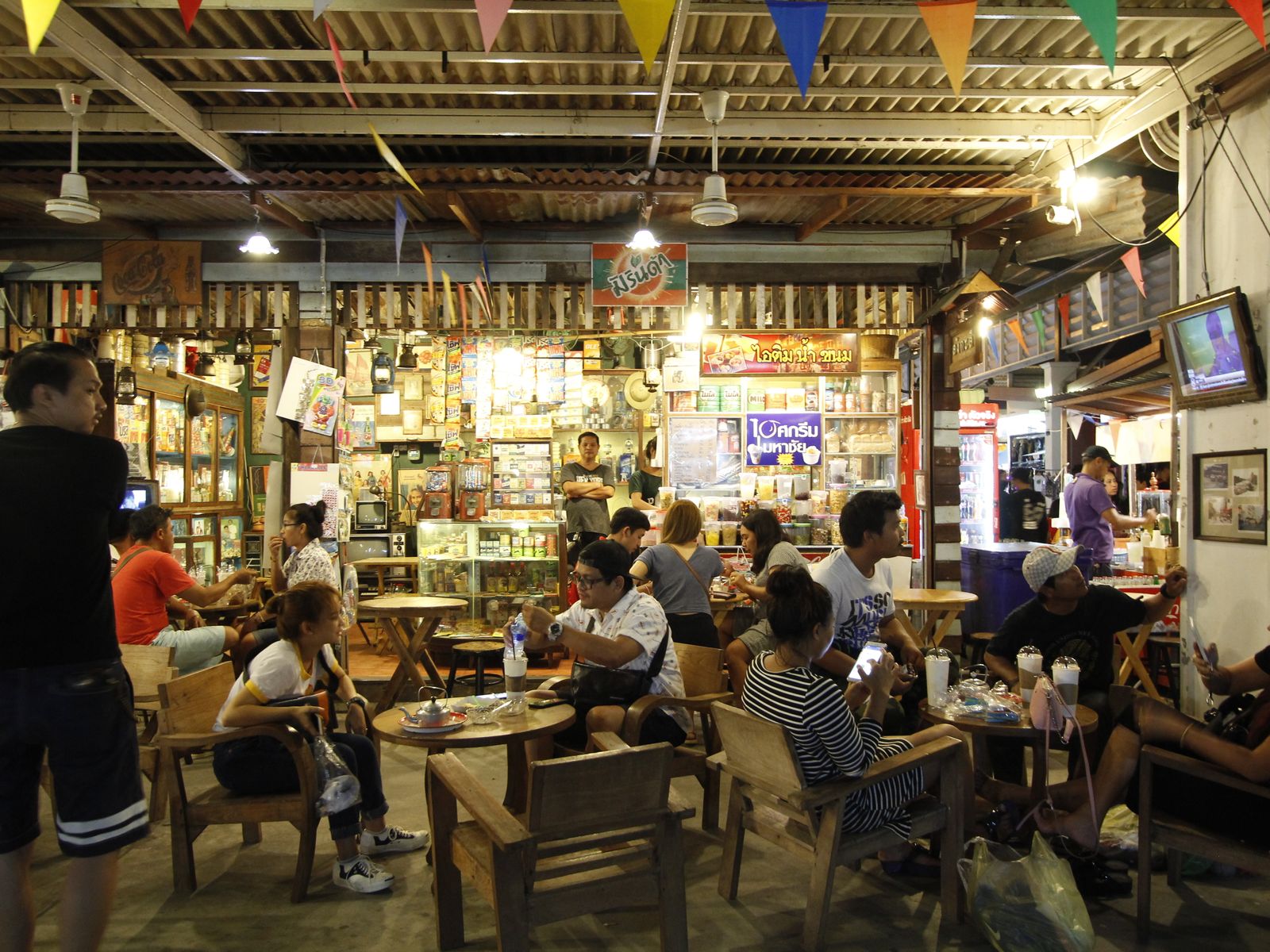 Rod Fai Night Market | TakeMeTour